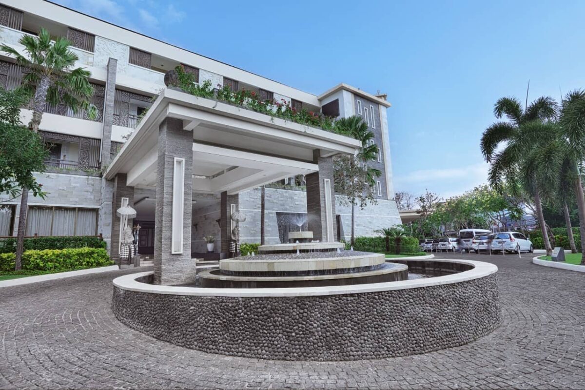 Review : The Luxury Seminyak Beach Resort & Spa with Bali Stone